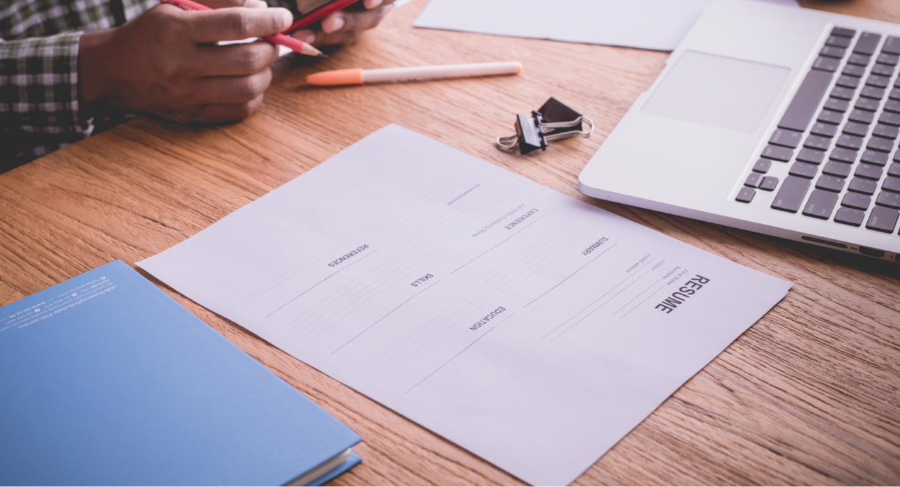 Best Resume Layouts for 2023 [How to Choose + Examples]